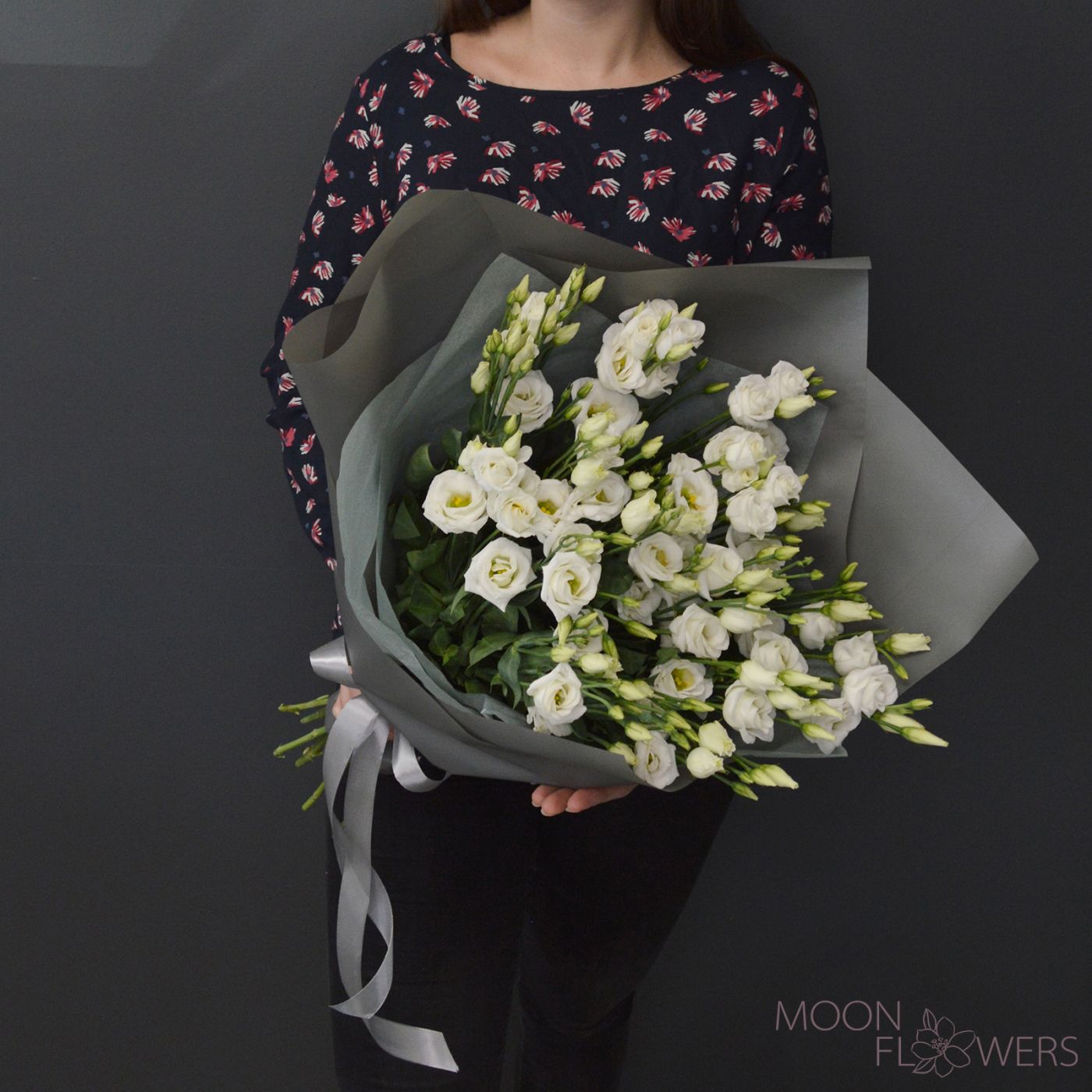 Livrare Flori MoonFlowers - Buchet din eustoma albă in hîrtie gri