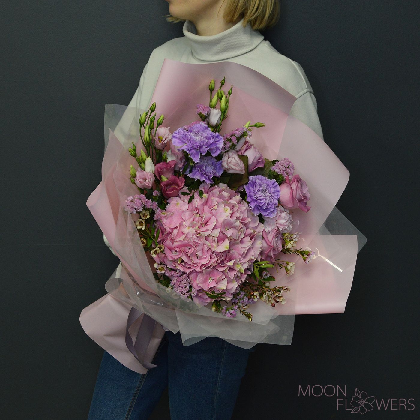 Buchet din hortensie roz, garoafa și eustoma - livrare flori Chișinău